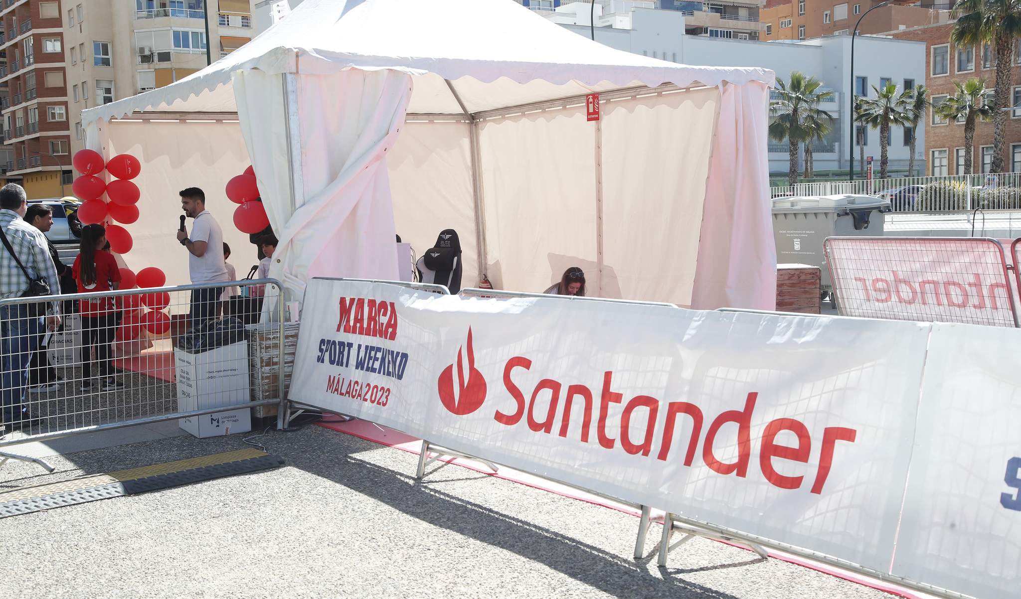 El Banco Santander fue el sponsor principal de una de las zonas - Foto ...
