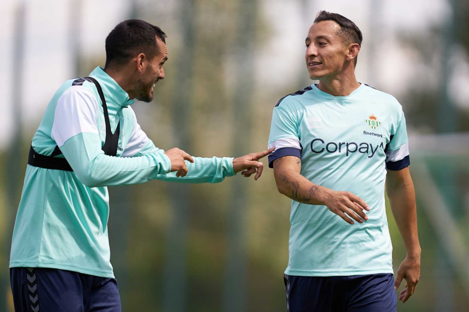 Juanmi y Guardado bromean en el entrenamiento - Foto 4 de 11