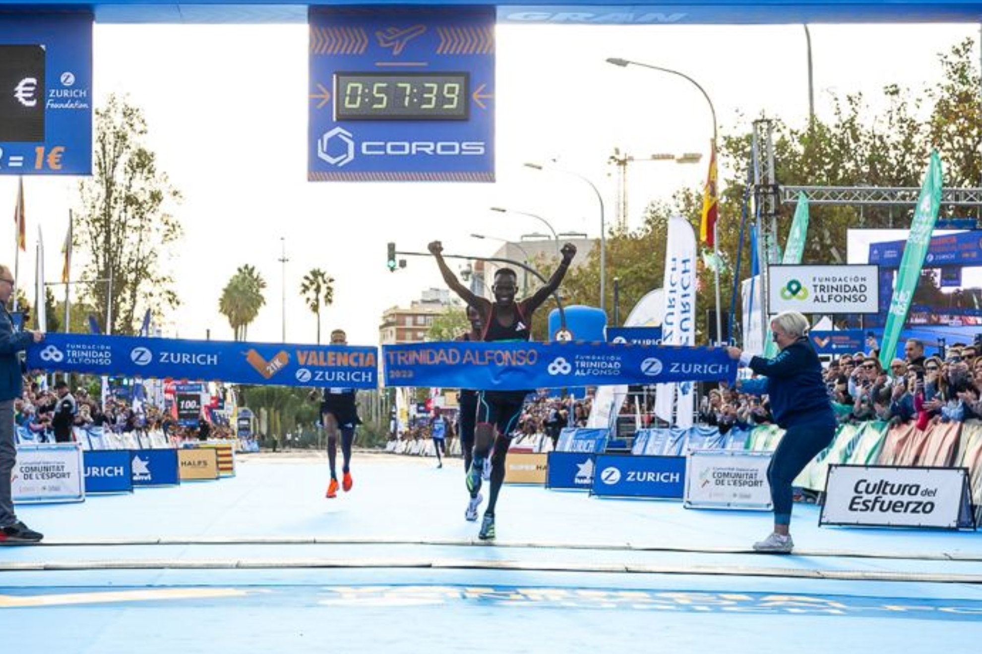 Atletismo: Carlos Mayo y Laura Luengo pulverizan en Valencia los ...