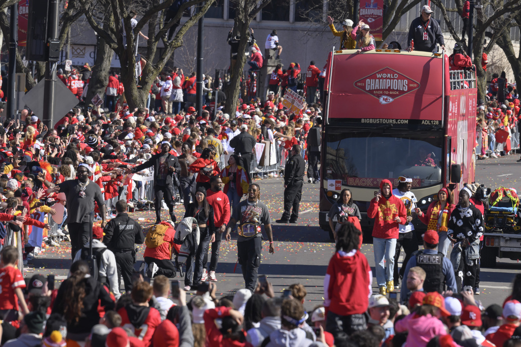 Chiefs paint Kansas City red with Super Bowl victory parade - Foto 2 de 17
