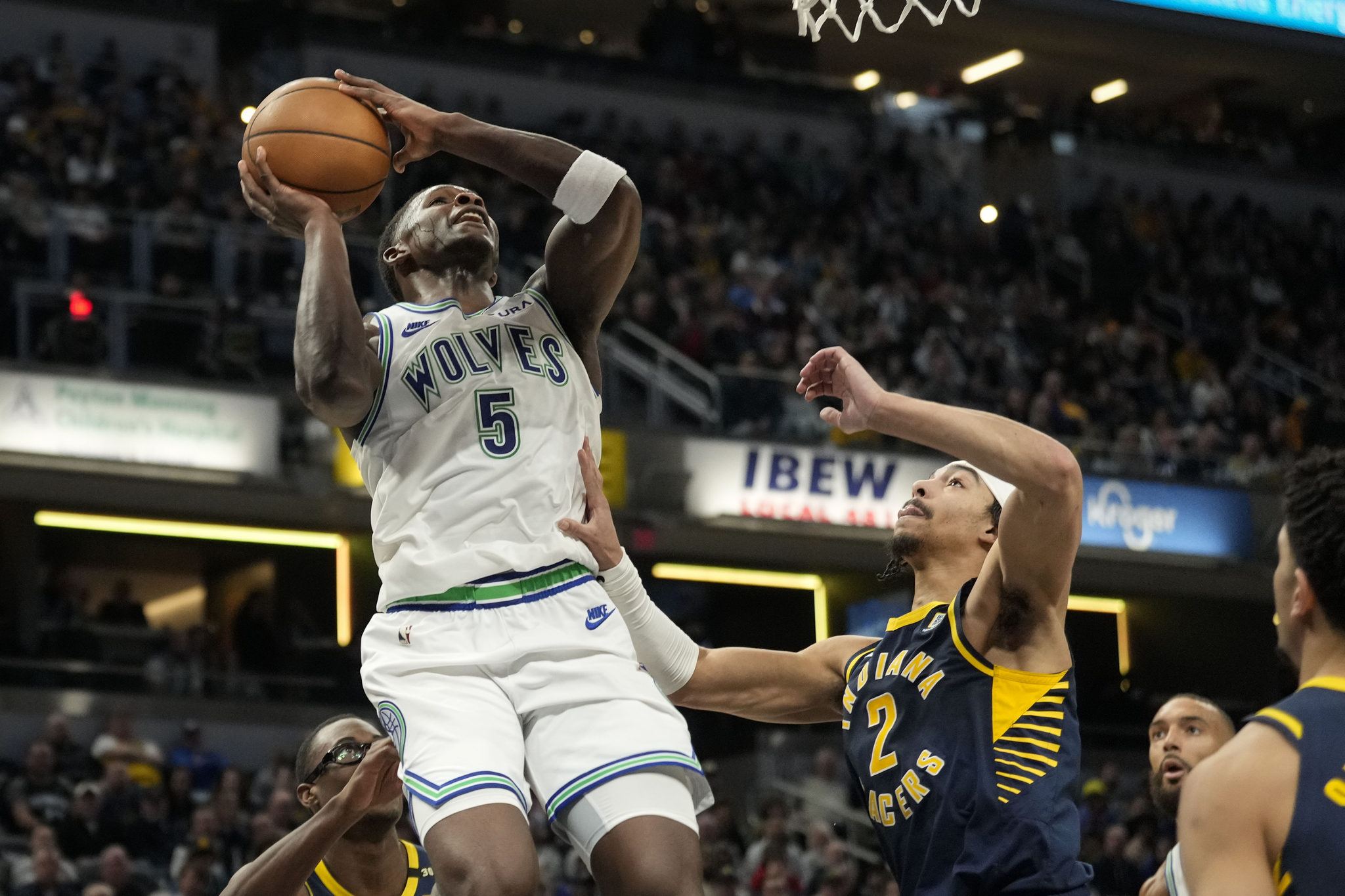 NBA: Anthony Edwards se golpea la cabeza contra el aro y el tablero en ...
