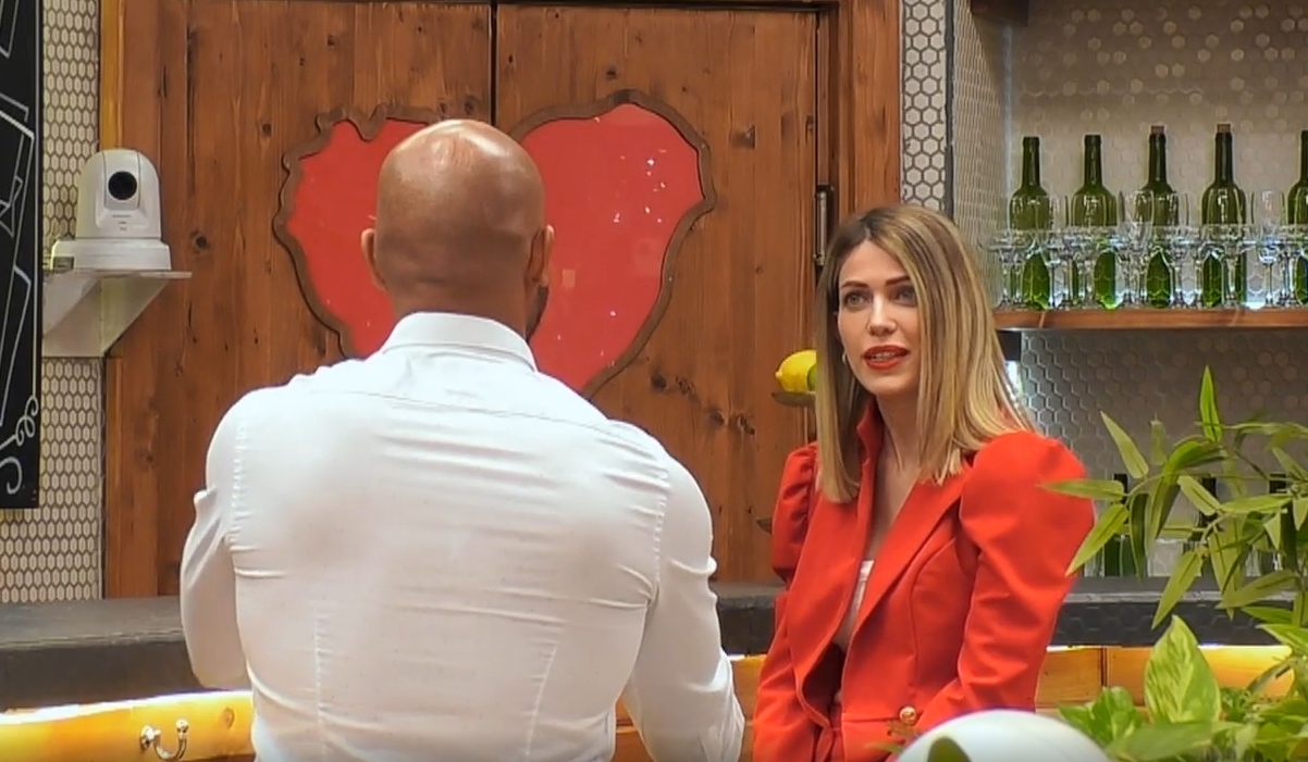 Sara impacta a su cita en 'First Dates' detallando sus operaciones ...
