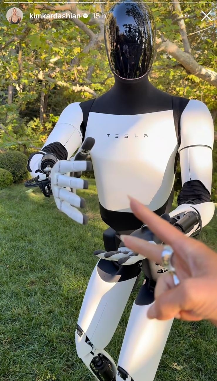 Kim Kardashian presume del robot de Tesla que le ha comprado a Elon ...