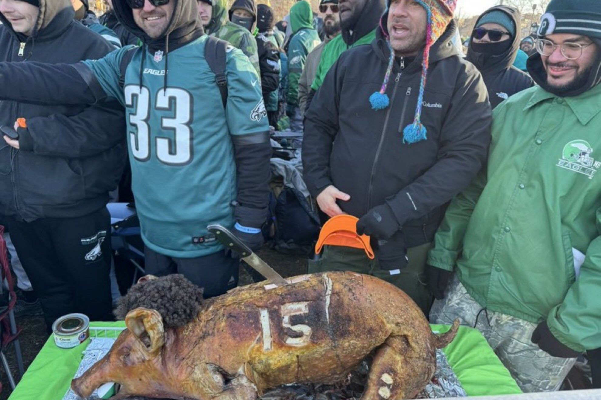 Eagles fans cook the 'Mahomes pig' | Marca