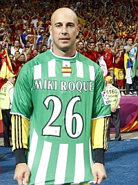 El Betis agradece a los campeones sus homenajes a Miki Roqué - MARCA.com