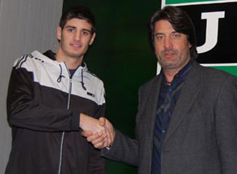 Álex Barrera firma su primer contrato profesional por dos temporadas ...