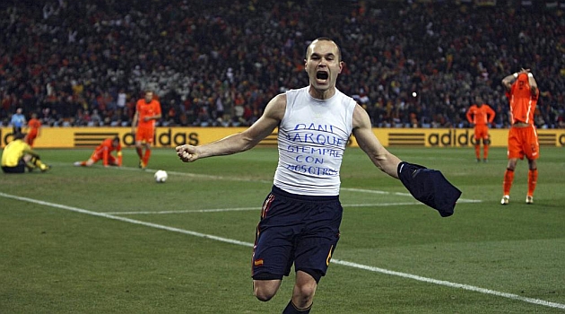 El gol de Iniesta y su dedicatoria a Jarque, el mejor recuerdo - MARCA.com